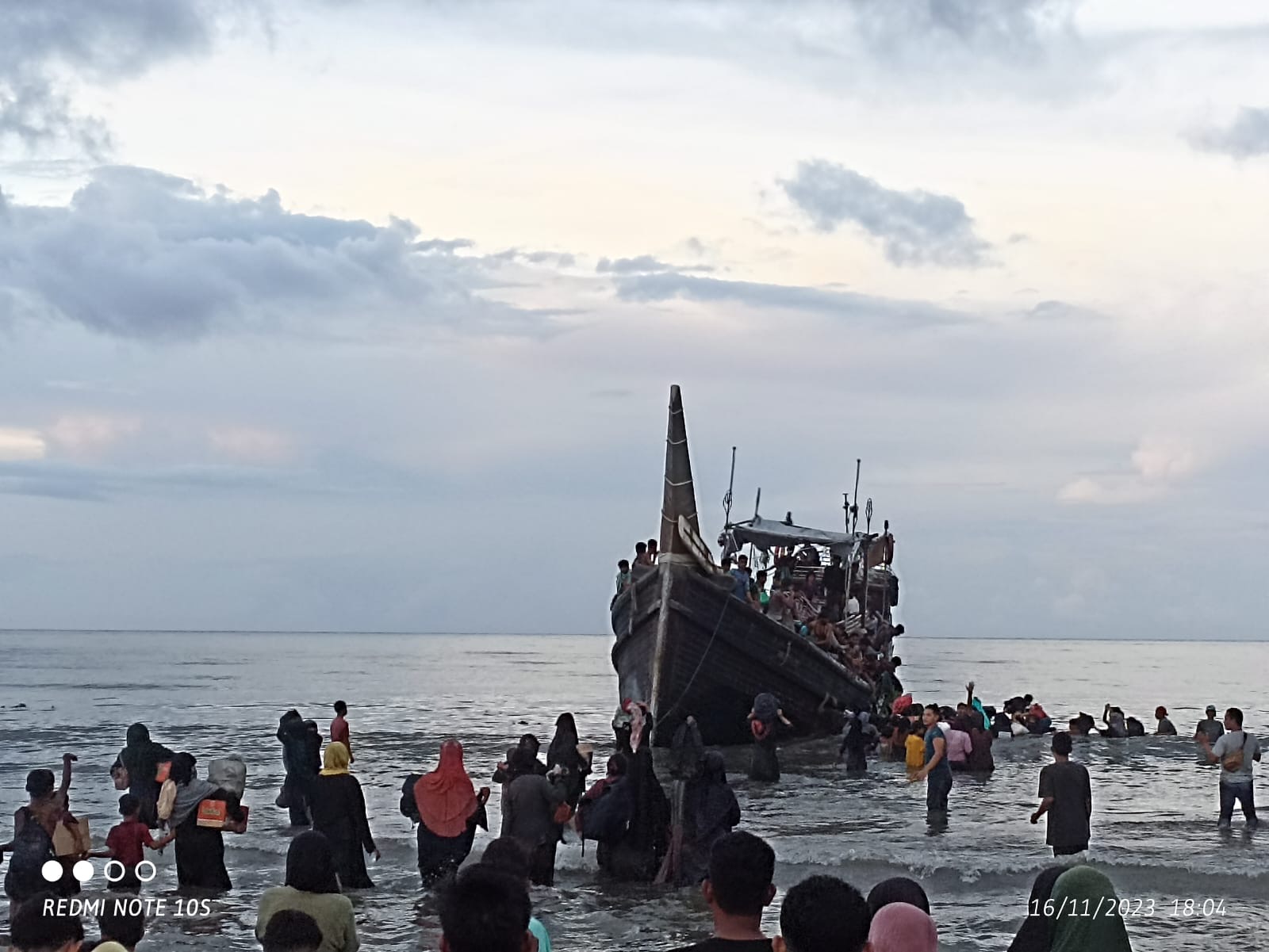 Indonesia: Hundreds of Rohingya refugees at risk after refused landing ...
